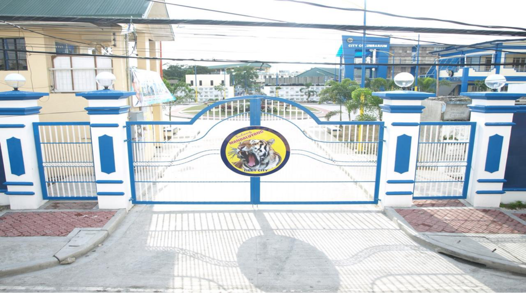 Leni Robredo lauds Abalos’ award-winning cemetery project