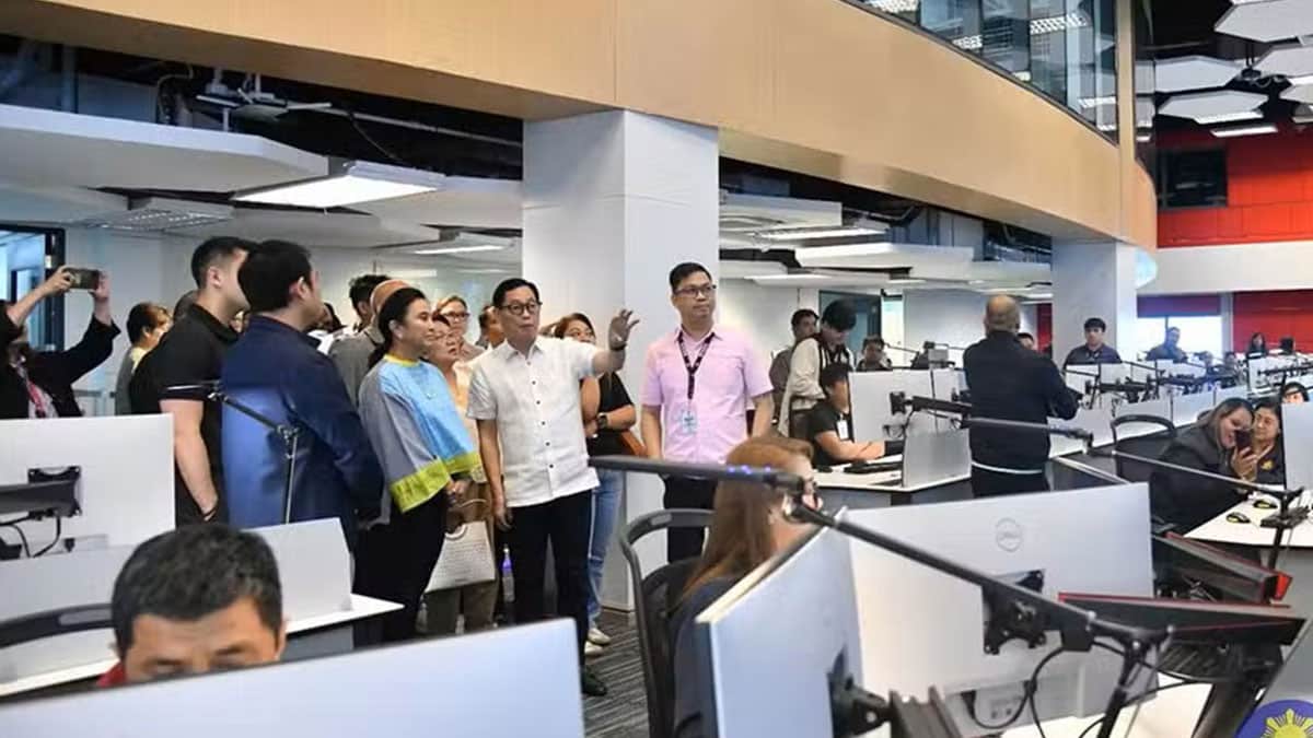 Former VP Leni Robredo visits MMDA command center