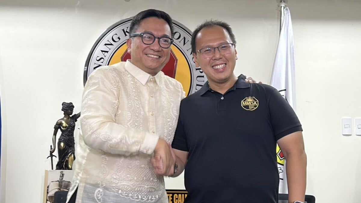 MMDA exec apologizes for shaming cop during clearing op | Inquirer News