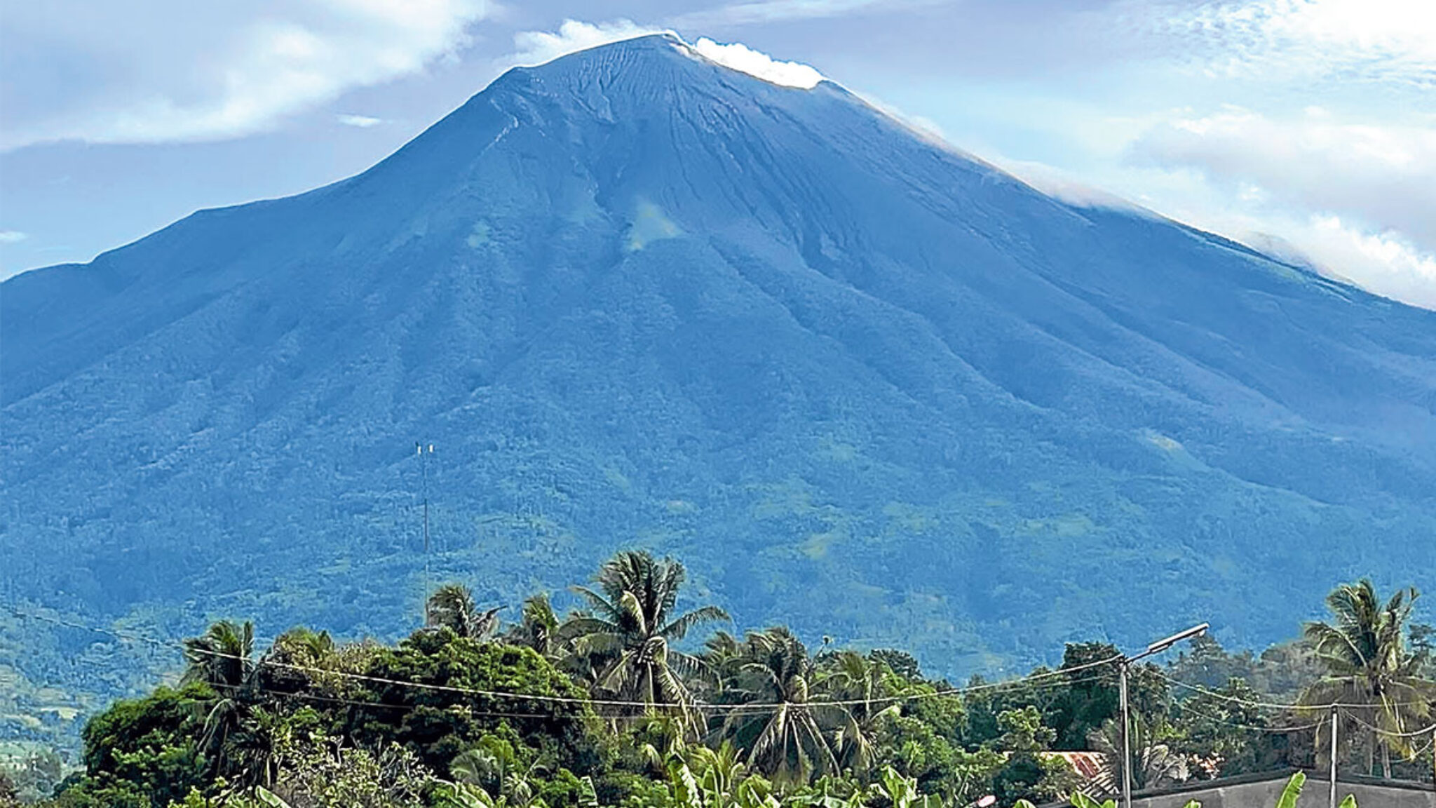 Kanlaon Volcano sulfur dioxide emission, quakes