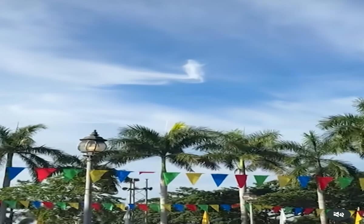 `Christ-like' figure in the clouds fascinates devotees in Naga City