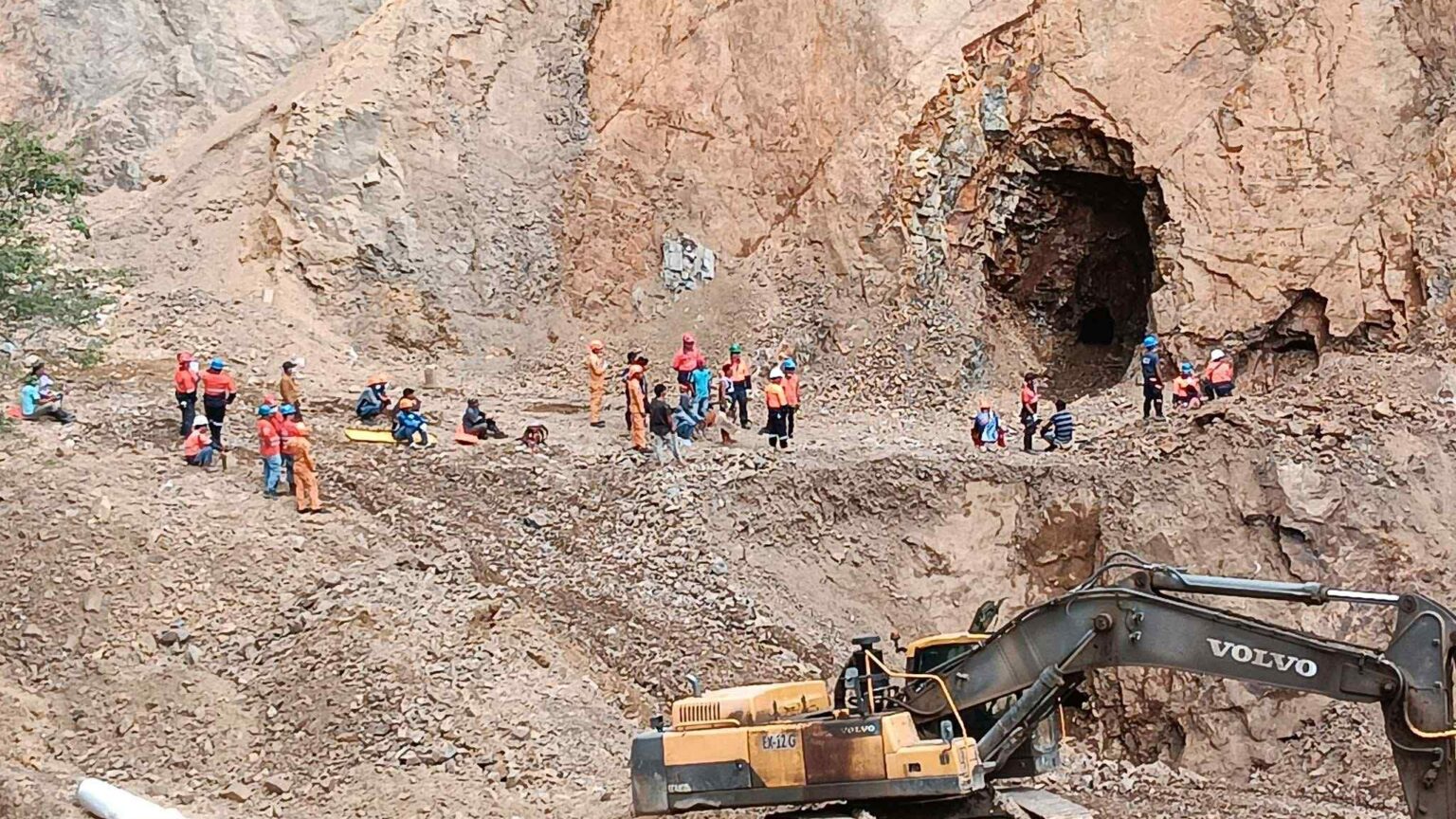 2 found alive in collapsed mine