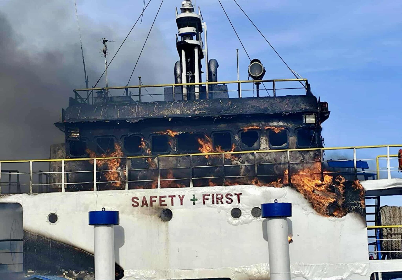 2 hurt as barge catches fire in Albay