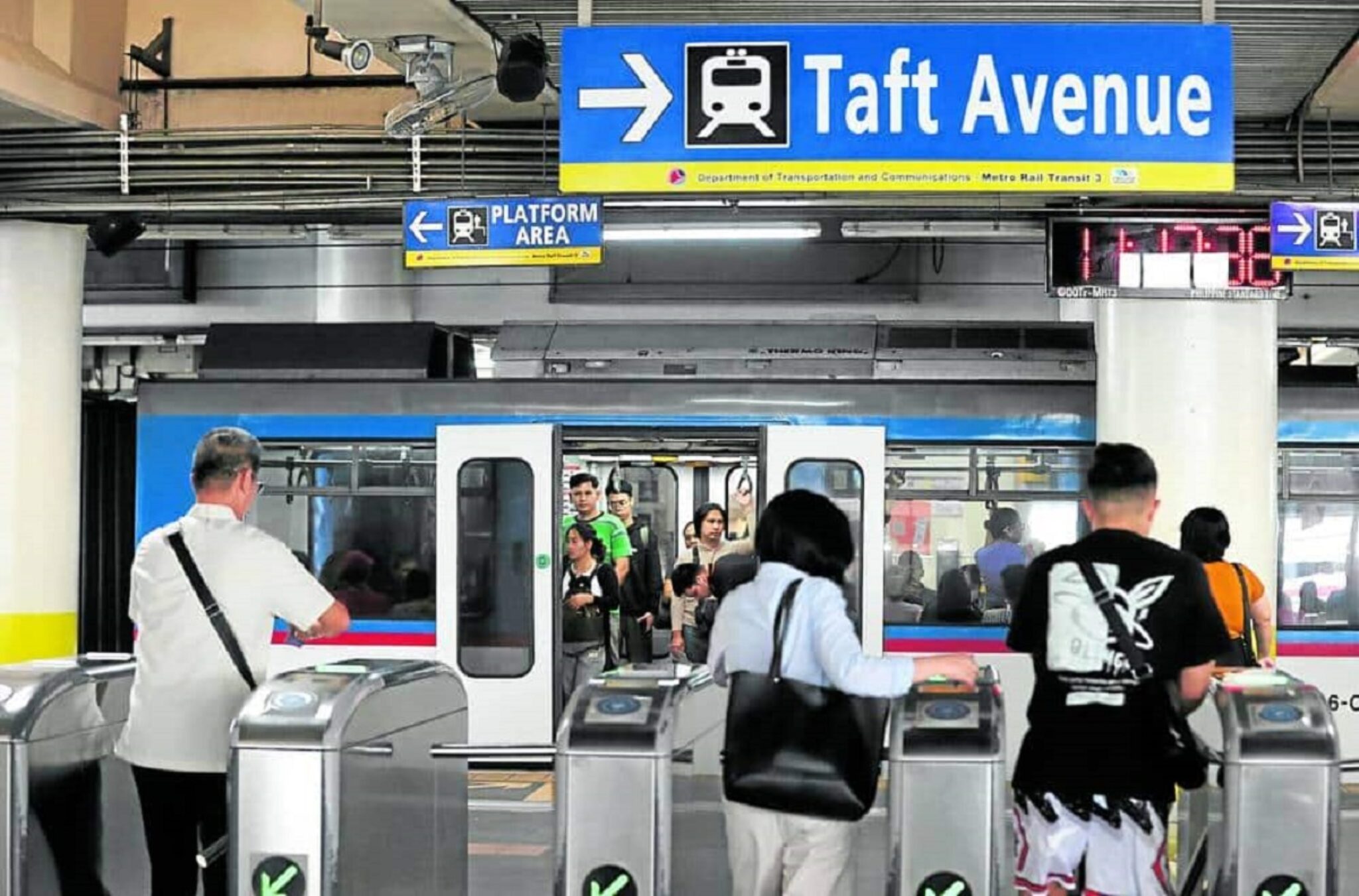 Technical glitch hits two MRT-3 stations amid passenger volume