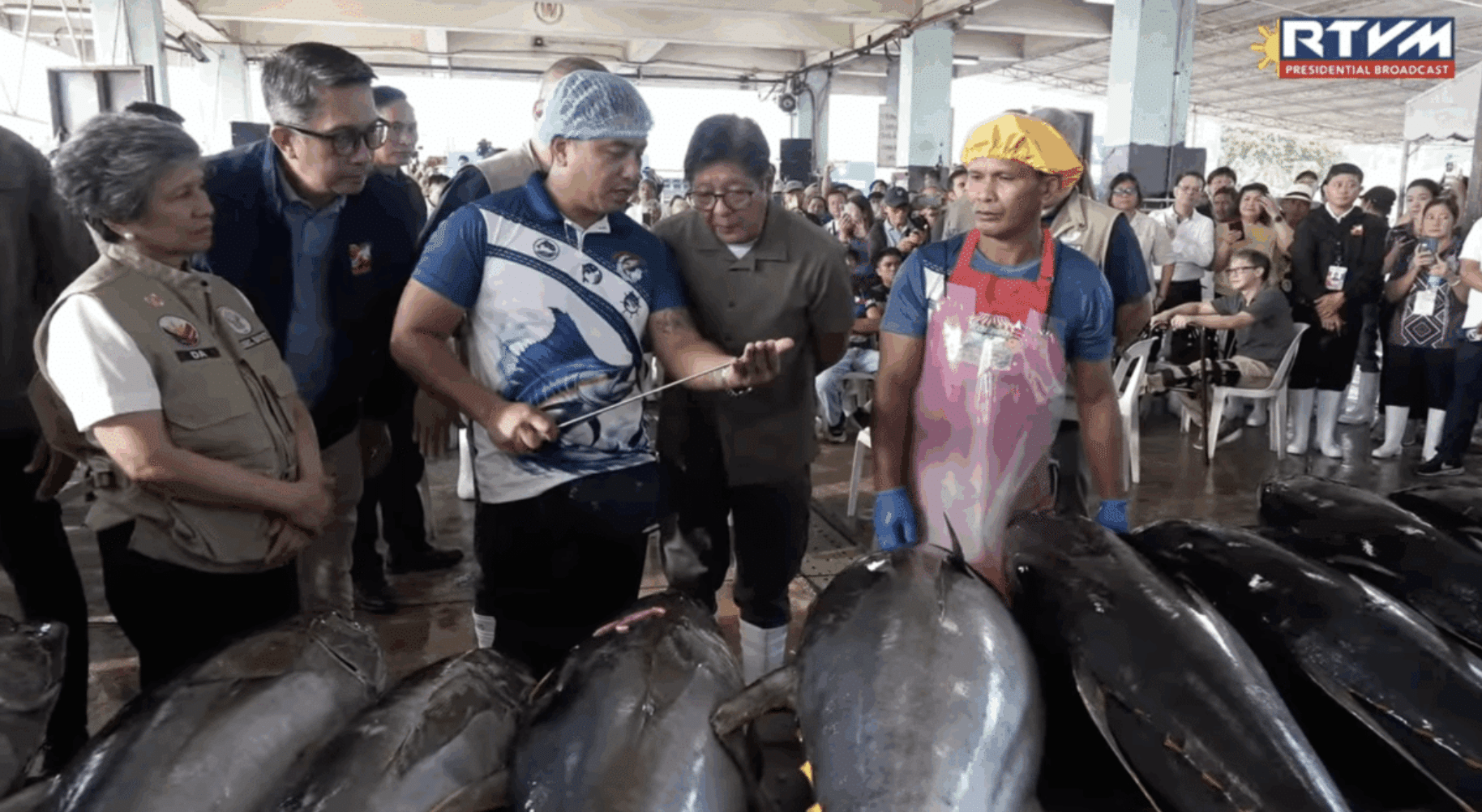 Marcos eyes new fish ports, ice plants to cut costs for fisherfolk