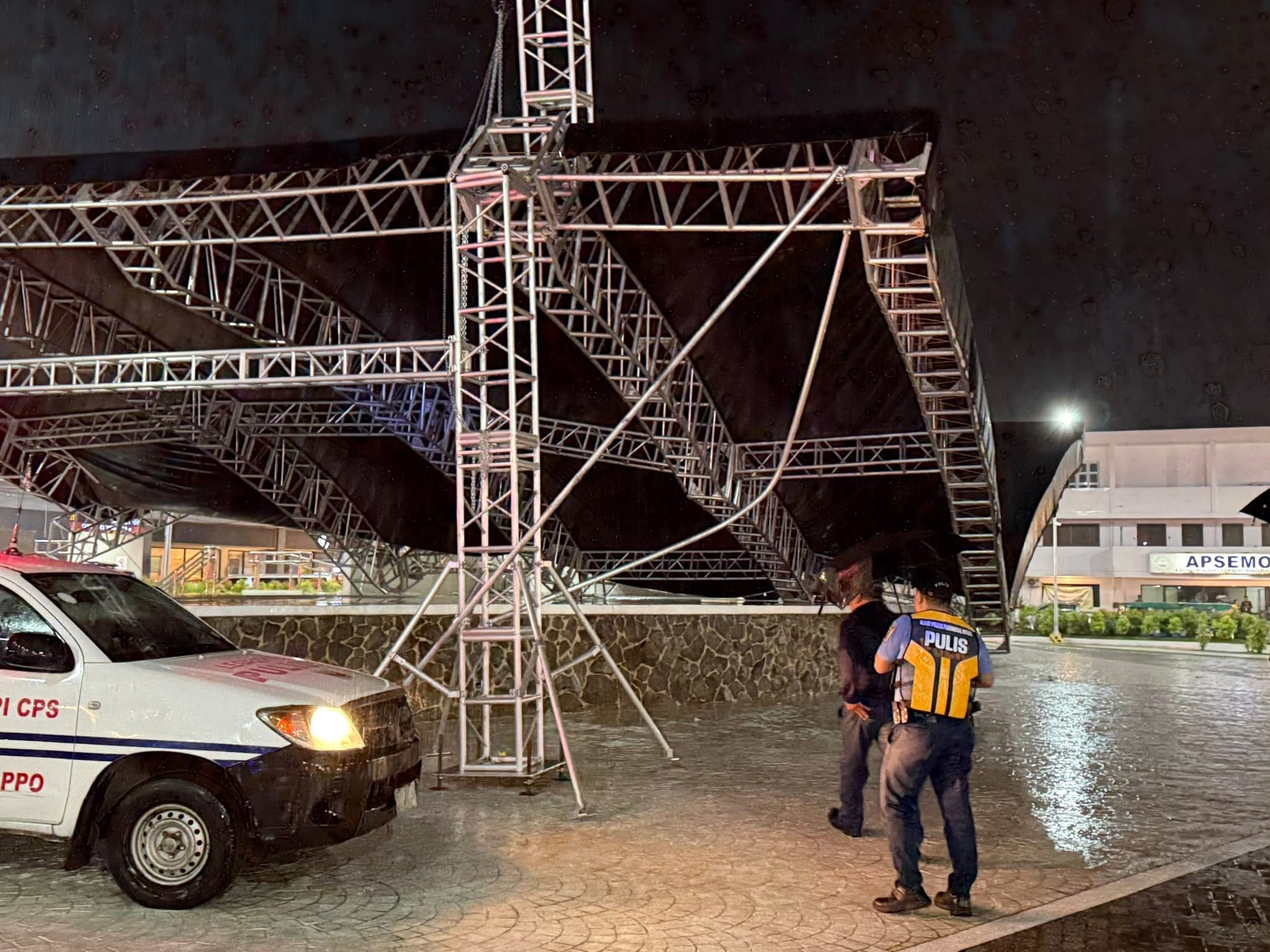 5 injured as Albay park stage roof heavy with rainwater collapses