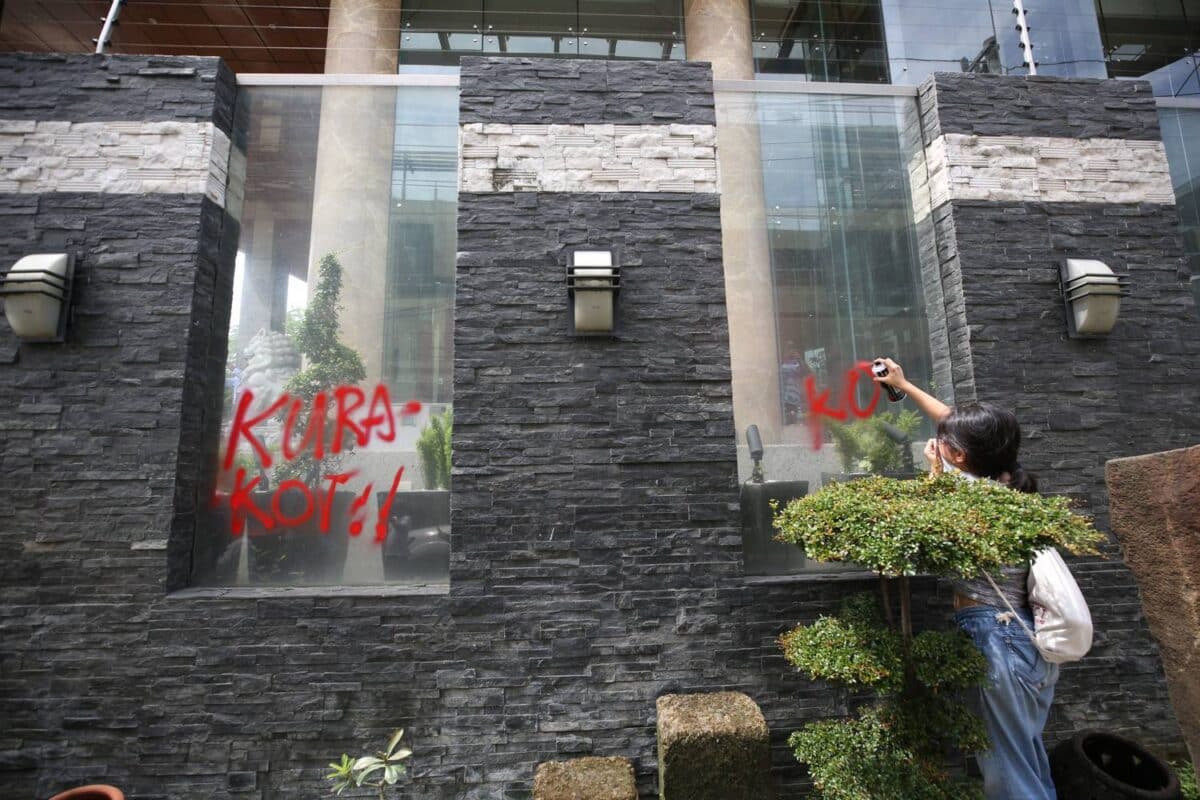 Seized Discaya cars now at 28; protesters deface firm’s facade