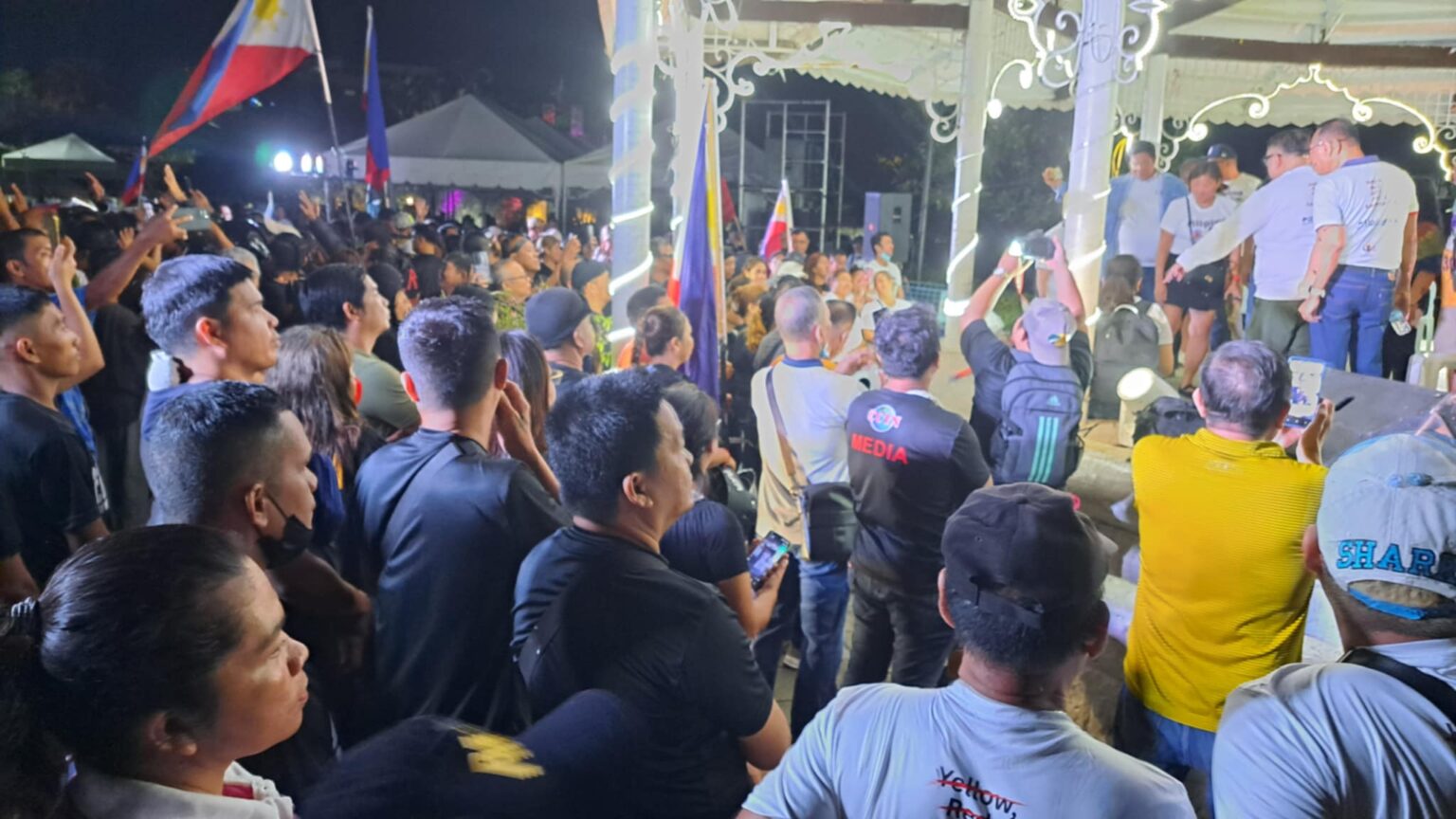 Pro-Duterte protesters stage own rally in Cebu City