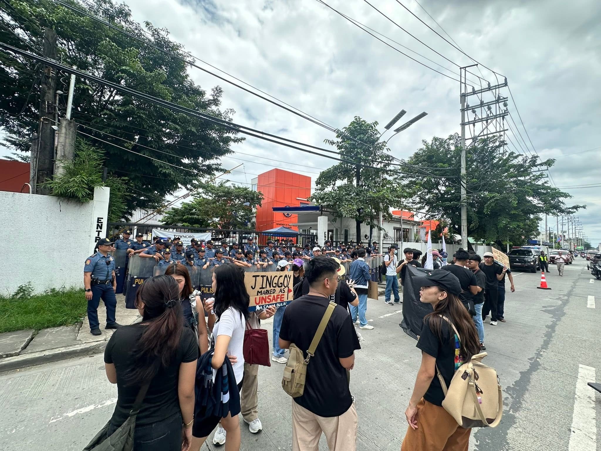 Protesters storm DPWH Bulacan amid corruption allegations