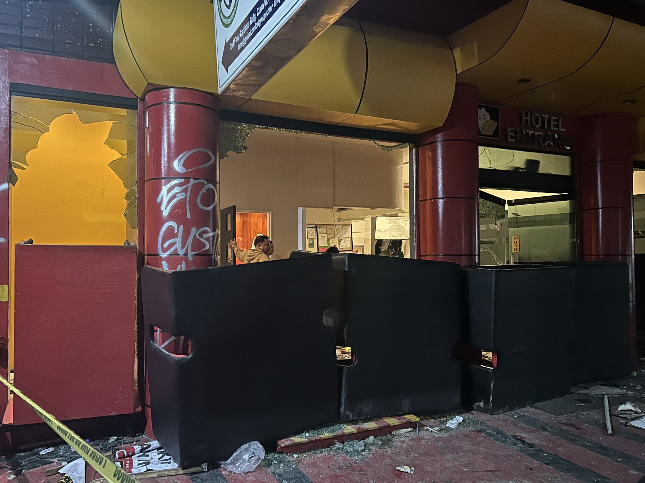 Manila riot leaves over 100 arrested, hotel vandalized