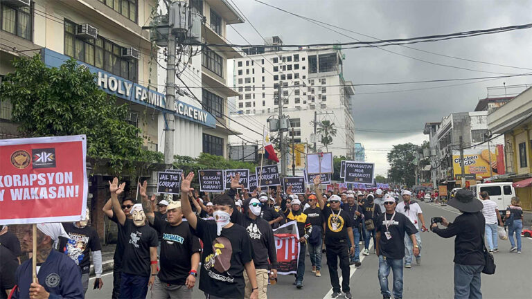 2 groups hold separate anti-corruption rallies in Angeles City