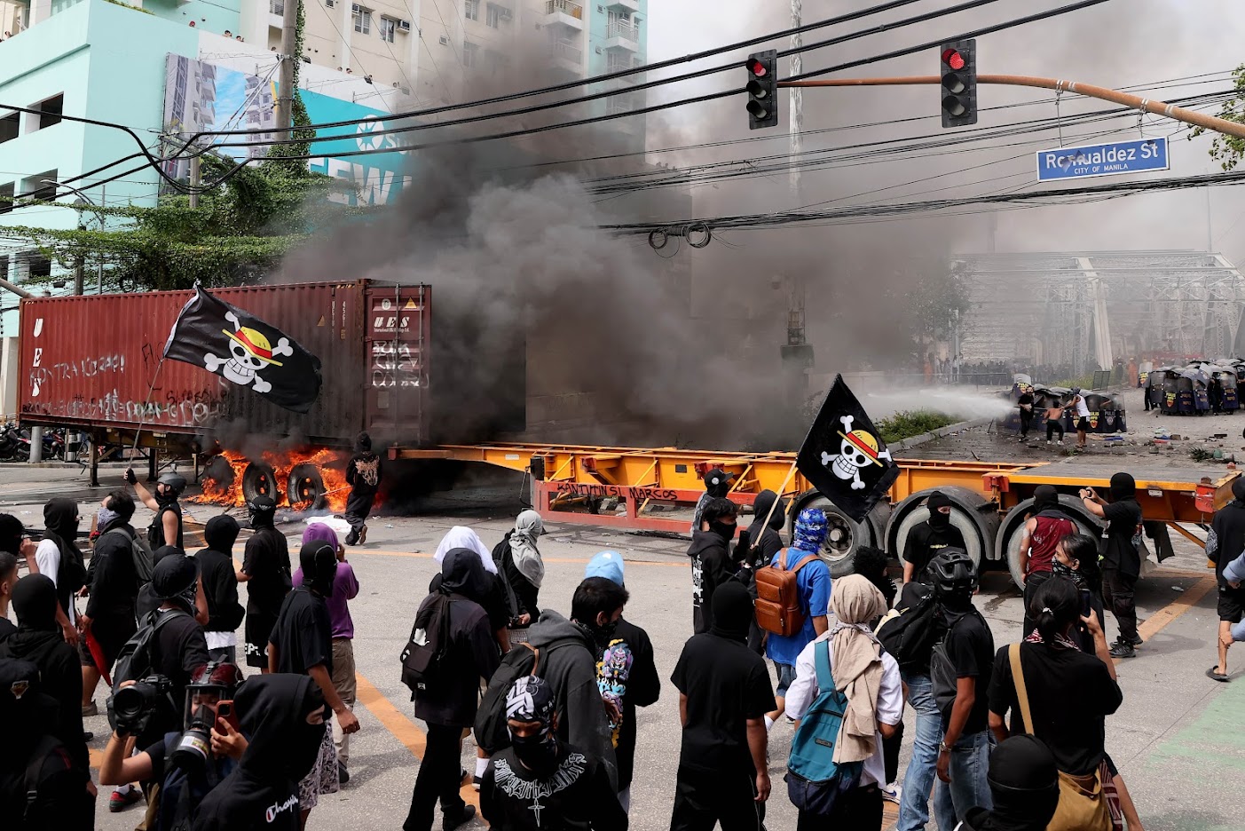 20 rowdy protesters arrested, 40 cops hurt in Manila