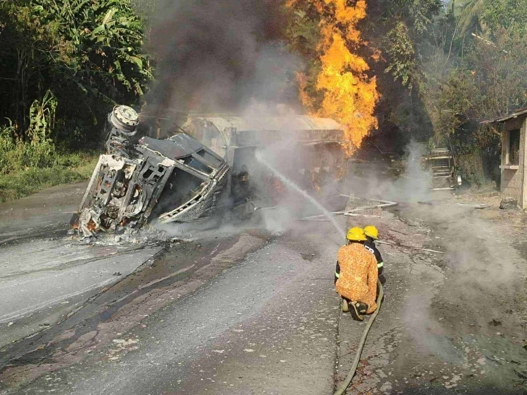 1 dead, 5 hurt after truck catches fire in Quezon road mishap