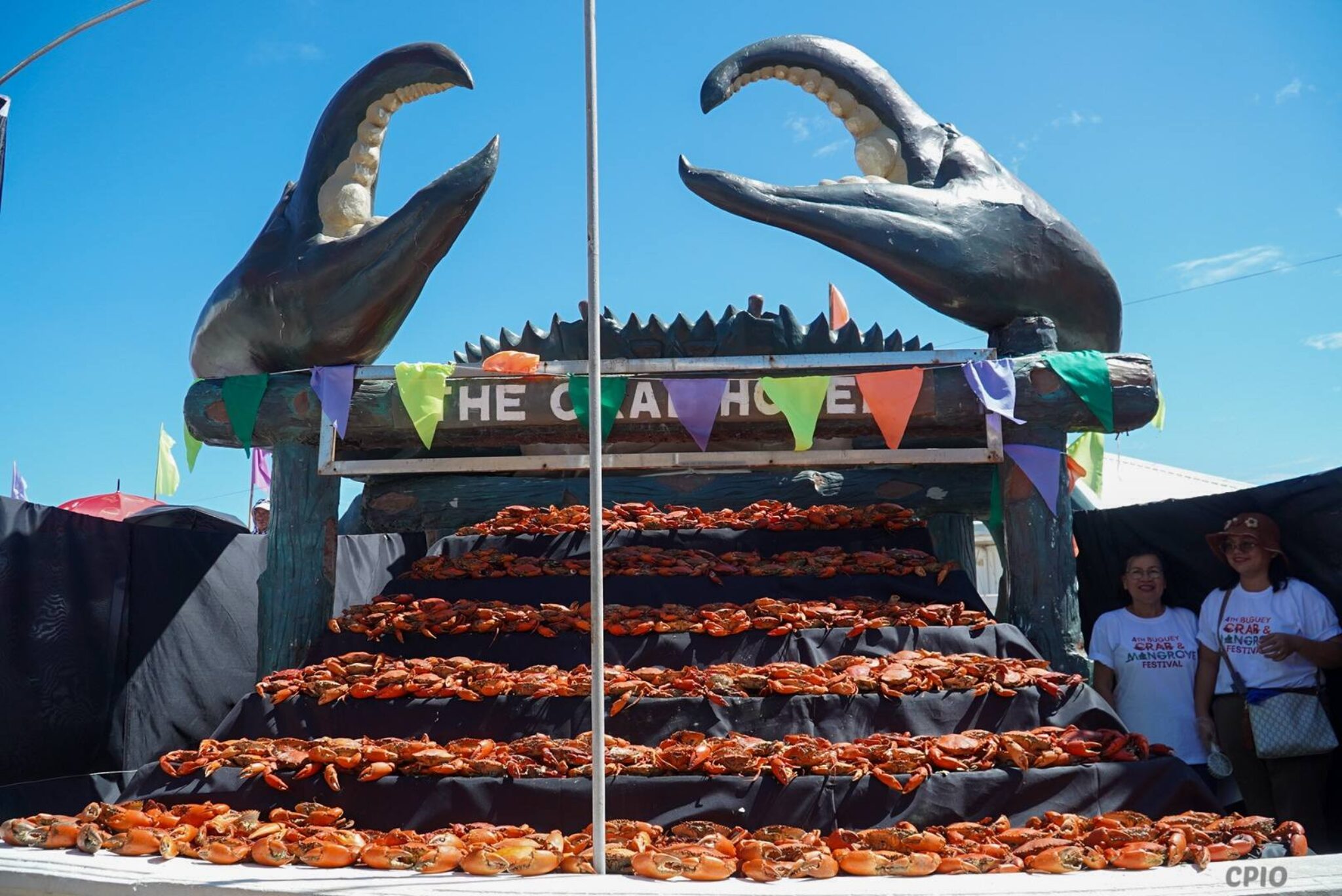 1,000 kilos of crabs, roasted pigs gone in minutes at Cagayan festival