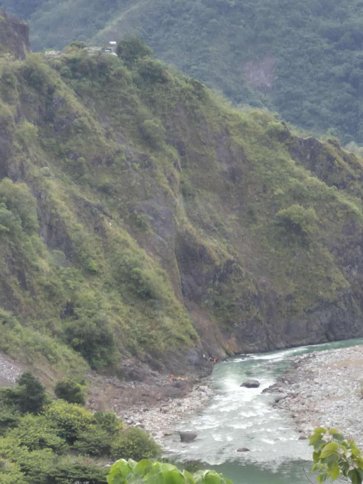 3 dead, 2 missing as truck plunges into Chico River in Mt. Province