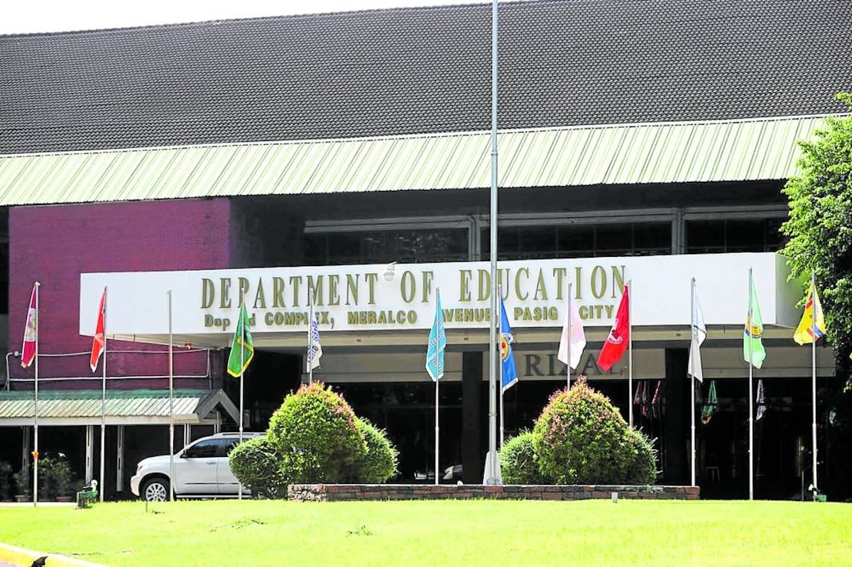 DepEd: 400 alternative learners receive life skills micro-certificates