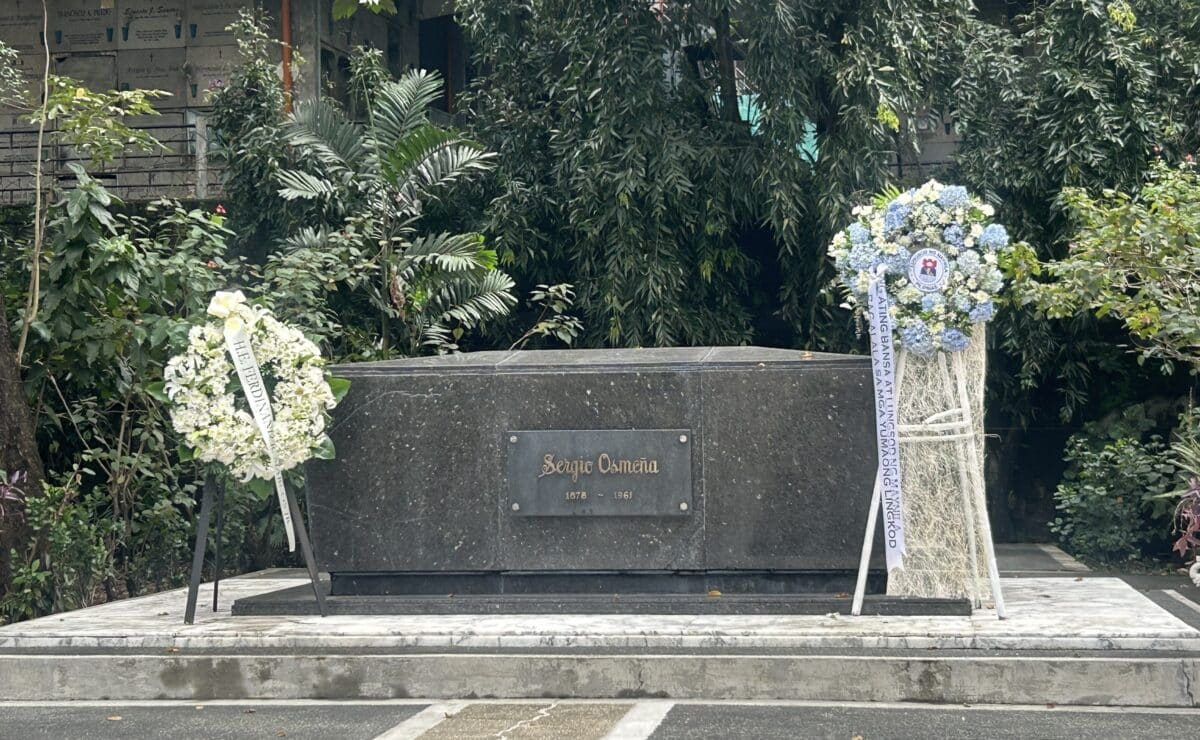 Undas 2025: Marcos, Manila offer flowers to Roxas, Osmeña graves