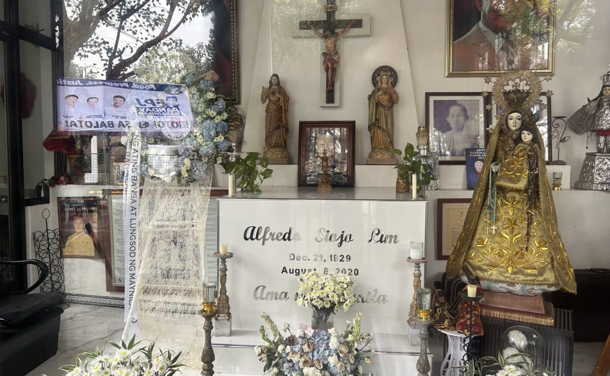 Undas 2025: Marcos, Manila offer flowers to Roxas, Osmeña graves