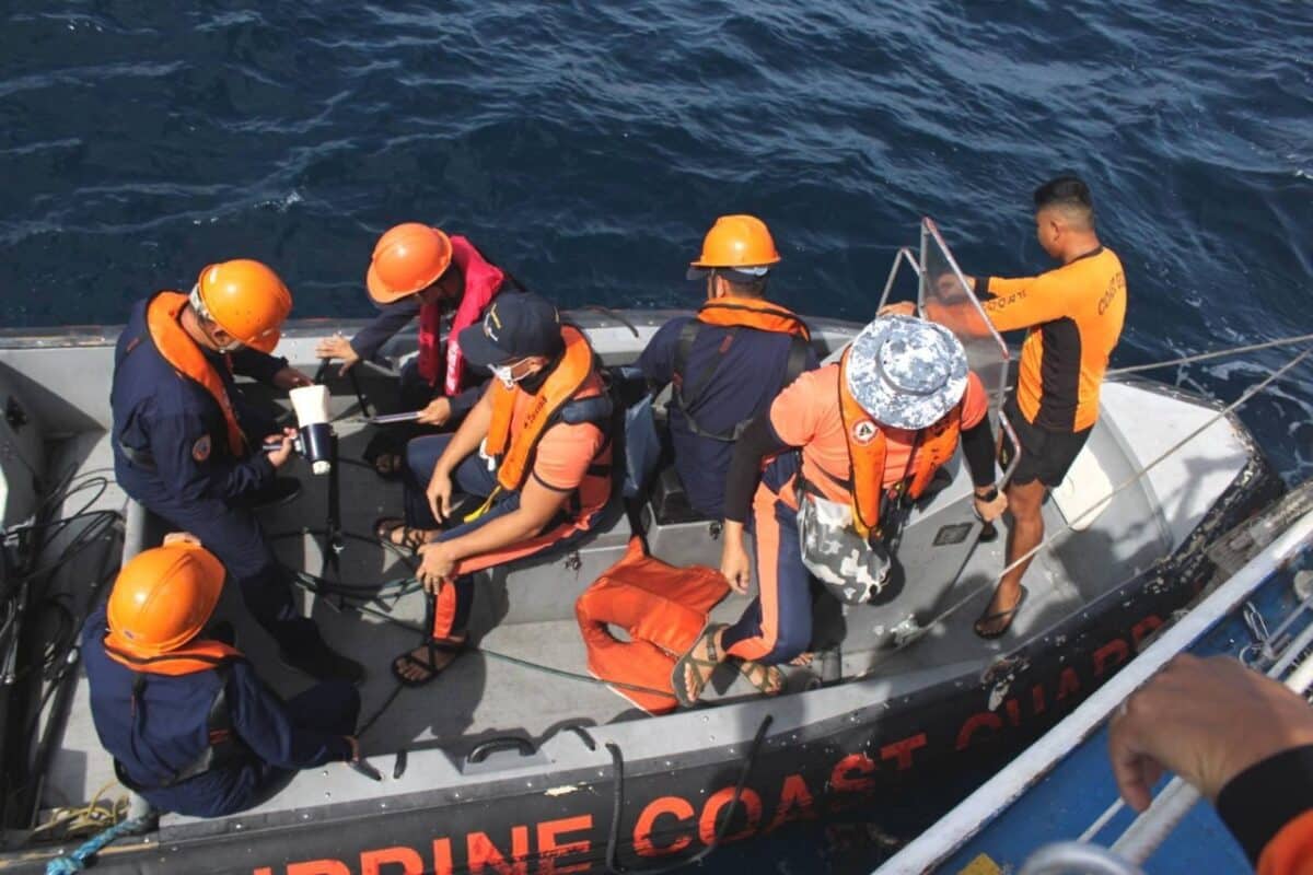 PCG rescues Chinese crew from disabled tugboat off Palawan