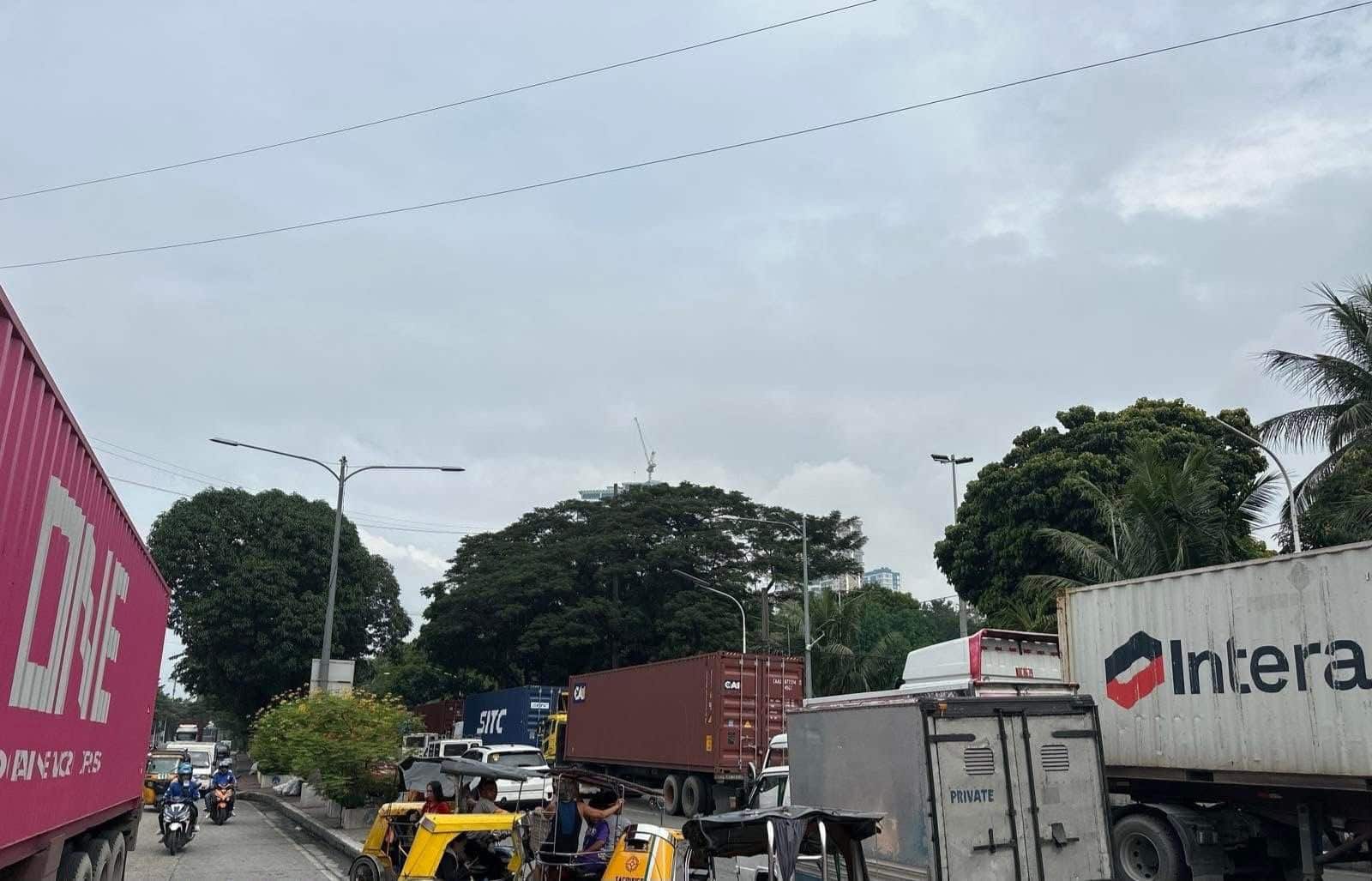 High volume of trucks causes heavy traffic in Tondo, Manila