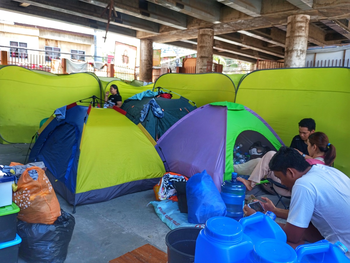Survivors of CDO fire await aid a week after losing homes