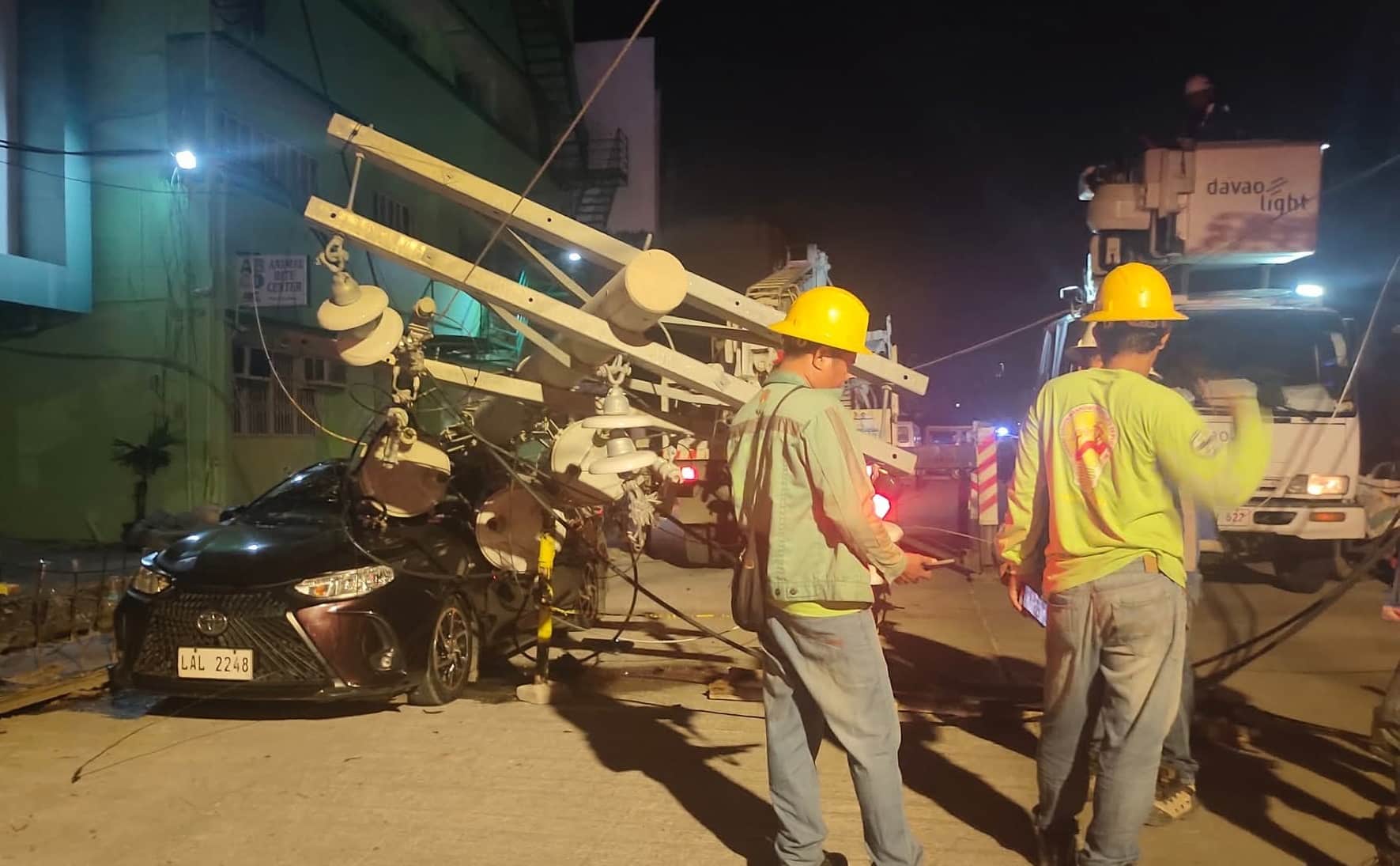 Electric post crashes on car in Davao City amid strong quake