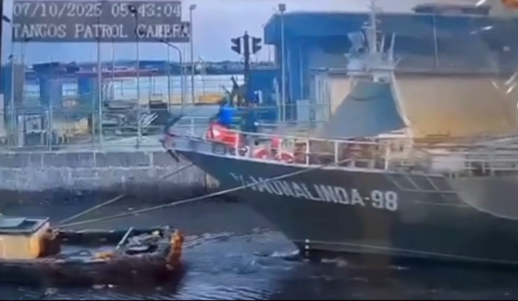 Vessel hits, damages Navotas floodgate; MMDA mulls backup gate