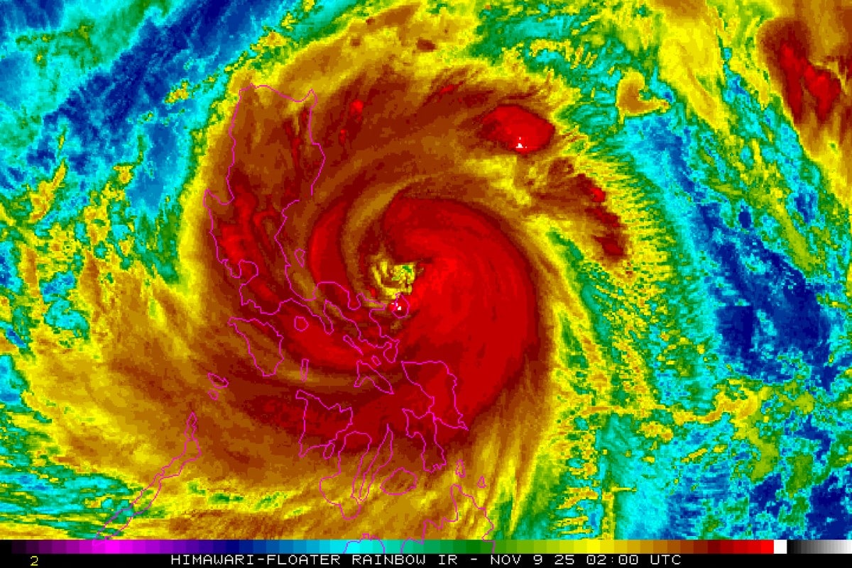 Super Typhoon Uwan makes landfall in Dinalungan, Aurora