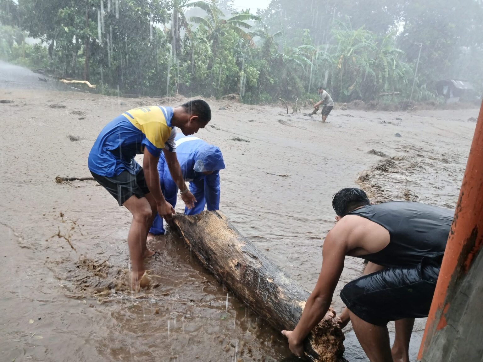 Lahar flow, flooding hit Albay towns as Uwan rages