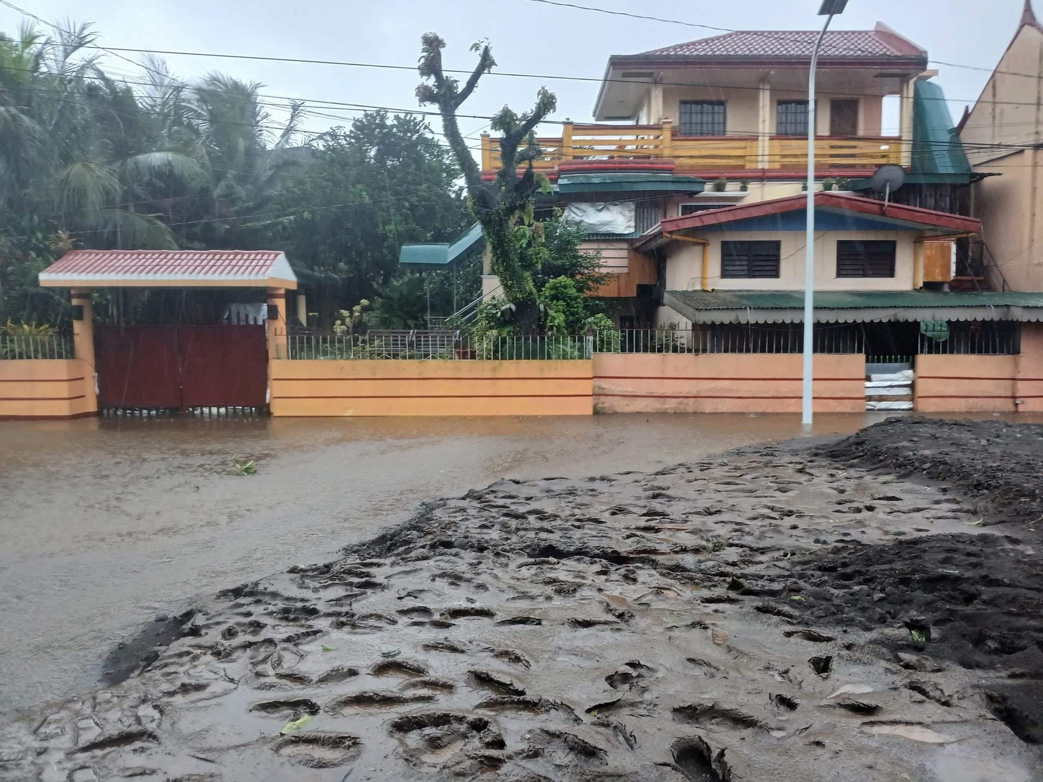 Lahar flow, flooding hit Albay towns as Uwan rages