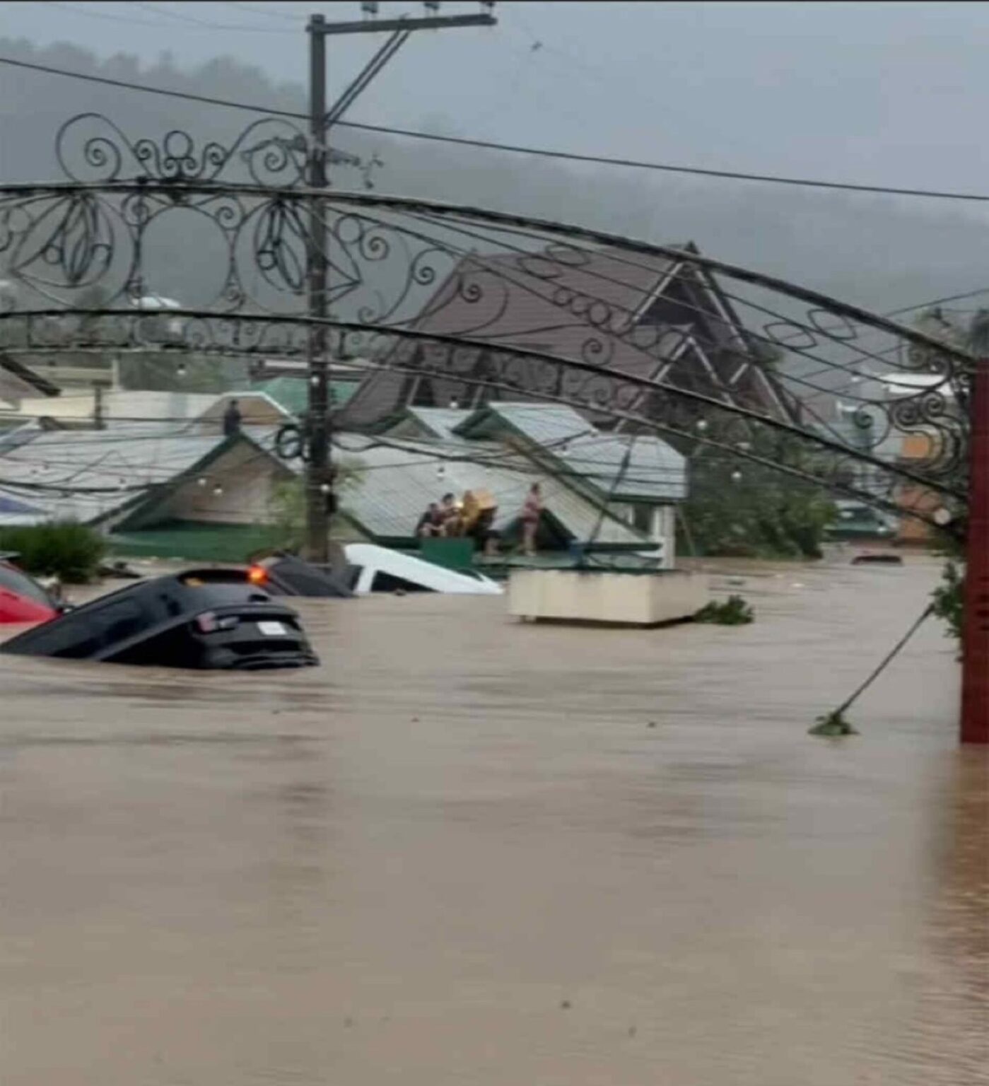 Residents on rooftops plead for rescue as floods swamp Cebu due to Tino