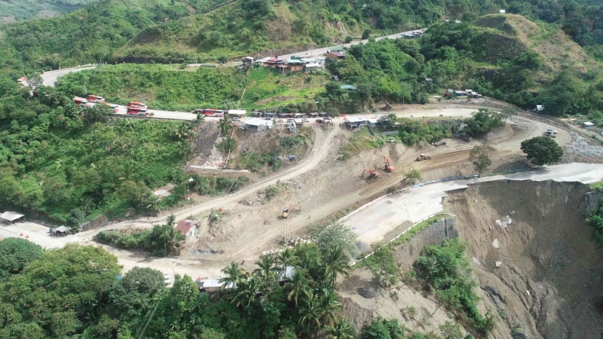 Dizon inspects detour route for collapsed section of Bukidnon-Davao road