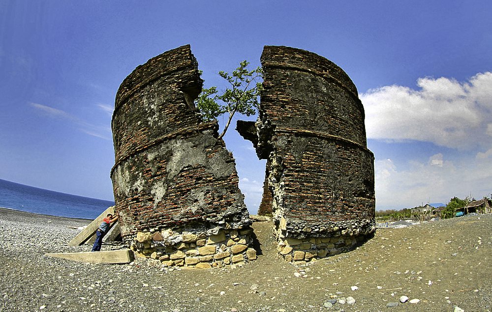 For Luna stone pickers, the burden gets heavier | Inquirer News