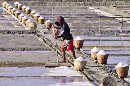In Pangasinan, salt farms start drawing attention of tourists ...