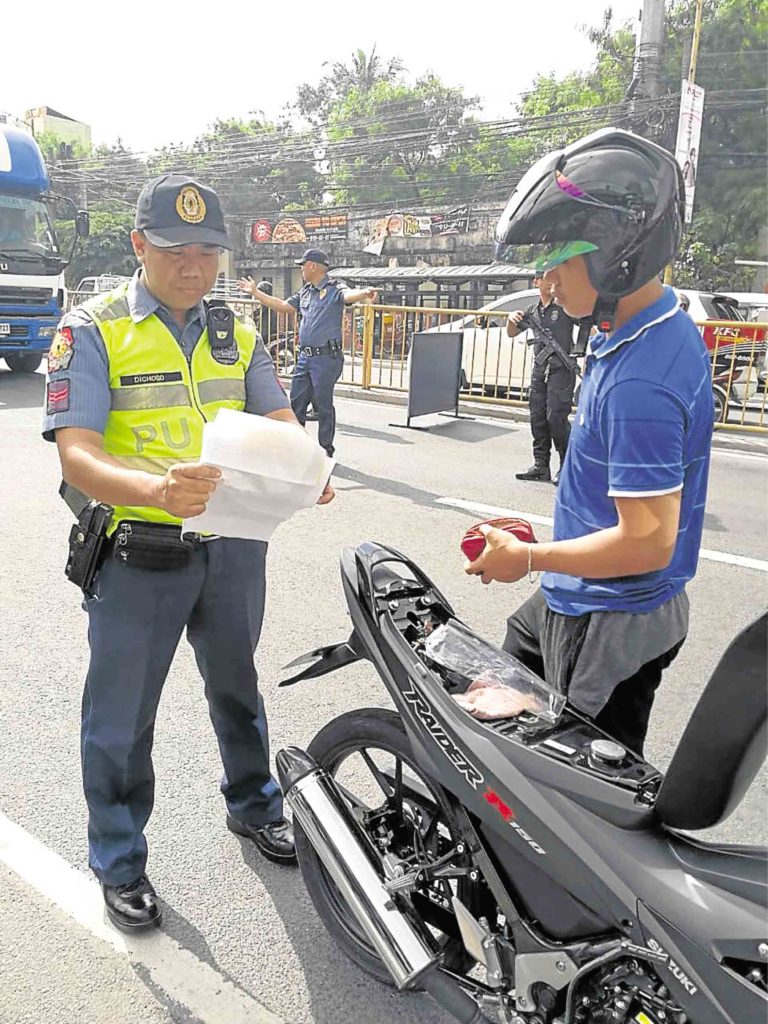 Pasig cops get body cams; PNP notes use in drug war | Inquirer News